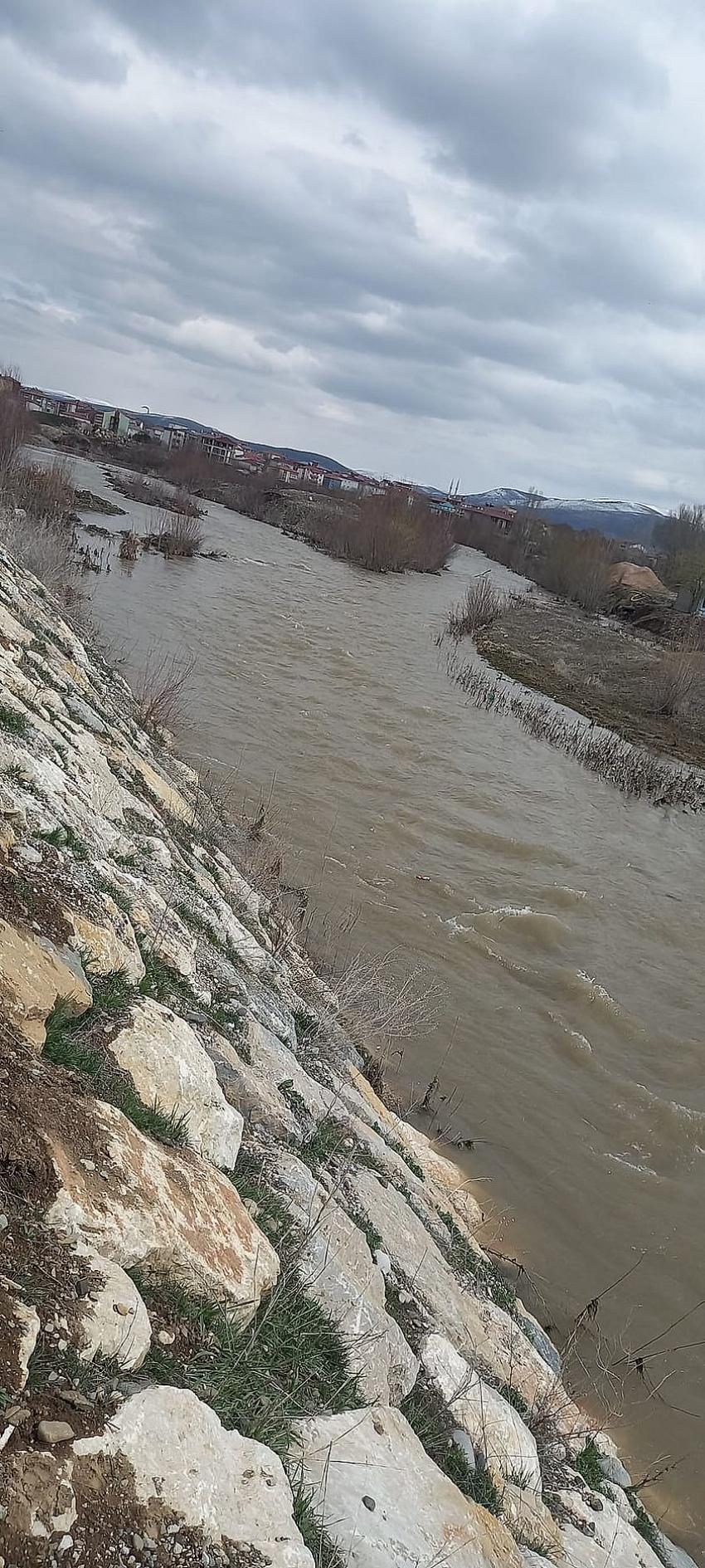 Kelkit Çayındaki su seviyesi tedirgin ediyor